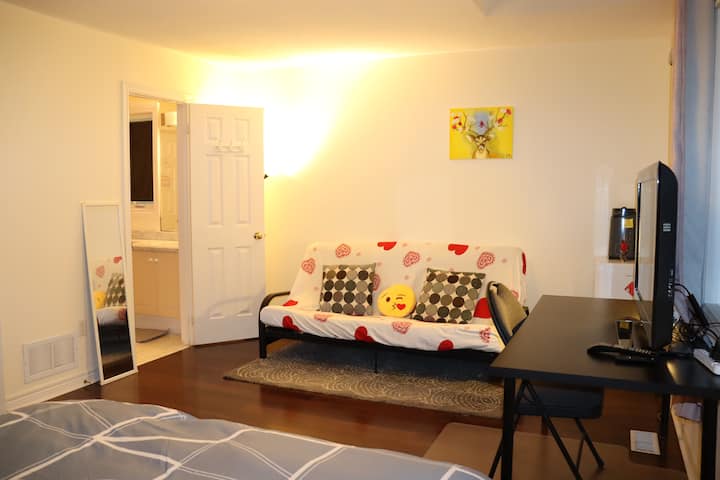 Peaceful Motel Style Bedroom #1 + Ensuite Bathroom - Markham