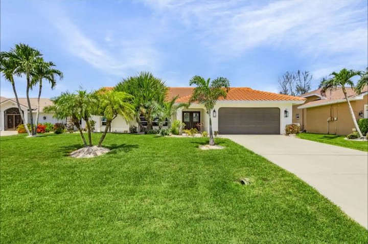 Game Room! Waterfront! Spacious!- Casa Del Sol - ケープコーラル, FL