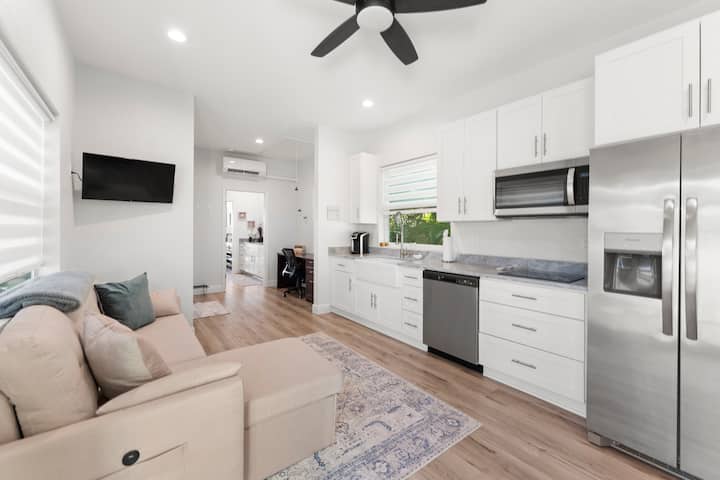 New Private Guesthouse Walk To Downtown Dunedin - Dunedin, FL