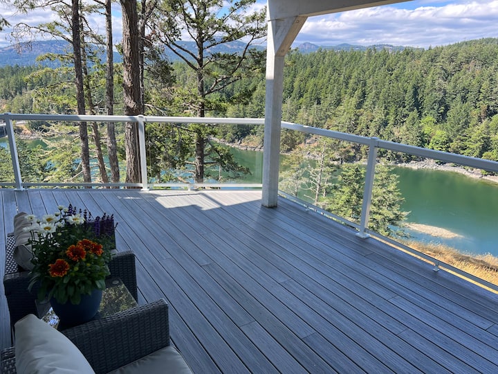 A Natural Beauty! Oceanfront Suite Over Roche Cove - Sooke