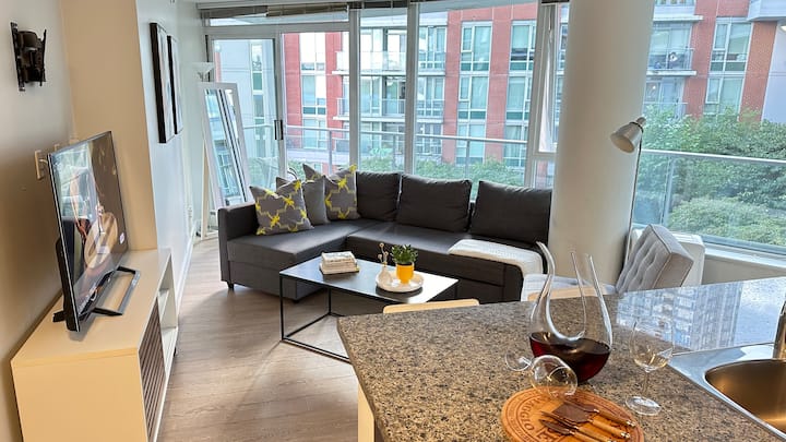 Stylish Downtown Escape With Peaceful Garden Vibes - Vancouver