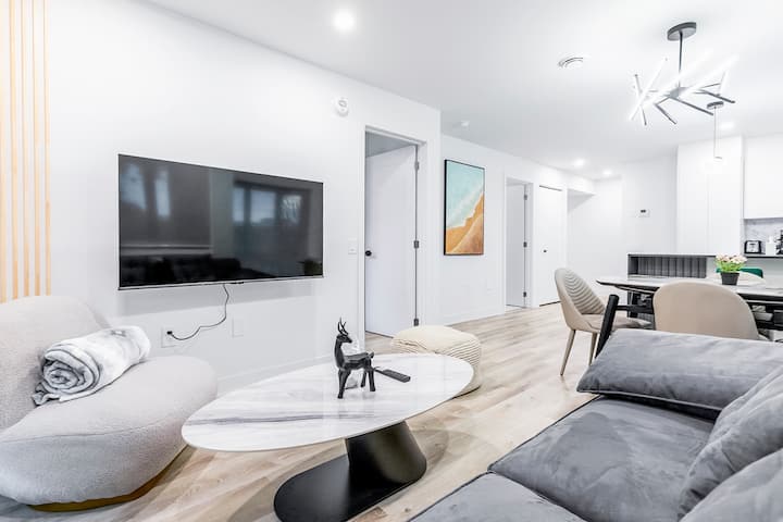Free Indoor Parking Modern Unit @ Prime Location - Montreal