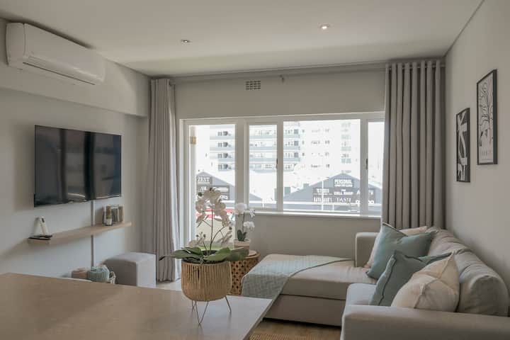 Coastal City Vibes: Stylish 2-bedroom - Camps Bay