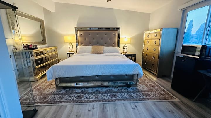 Cozy Master Suite & Private Bath! - Costa Mesa, CA