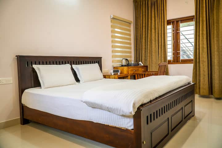 Sun Bright Inn, Beautiful Hill View 3bhk Homestay - Ooty