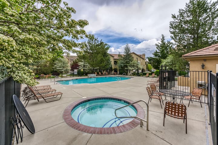 Cozy South Reno Retreat With Pool & Hot Tub 2/2 - Reno, NV