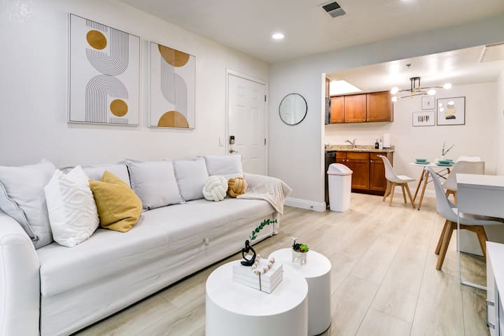 *New* 1br Condo By Strip, Free Pools/parking/gym - Las Vegas, NV