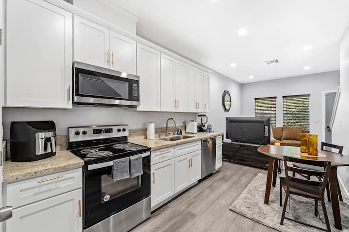 Cozy 2bdr/1br Home Near Downtown - Sacramento, CA