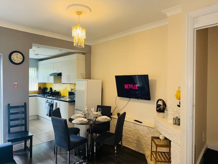 Comfortable 4 Bedroom House - 로열 리밍턴 스파