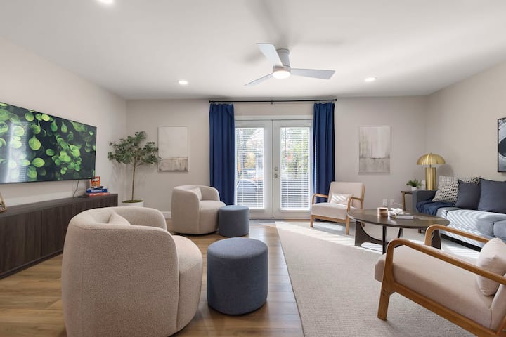 Big Groups | Modern Comfort In A Prime Location - 사우스벤드