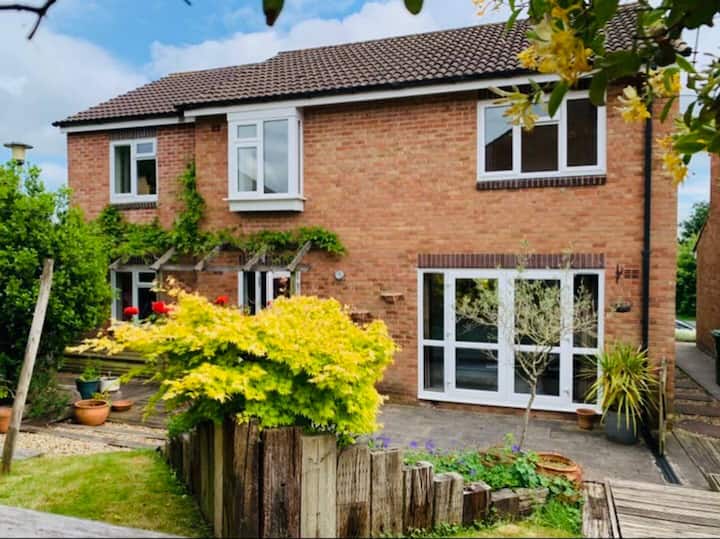 Frome Detached 5 Bedrooms, 3 Baths, Fully Equipped - 프롬