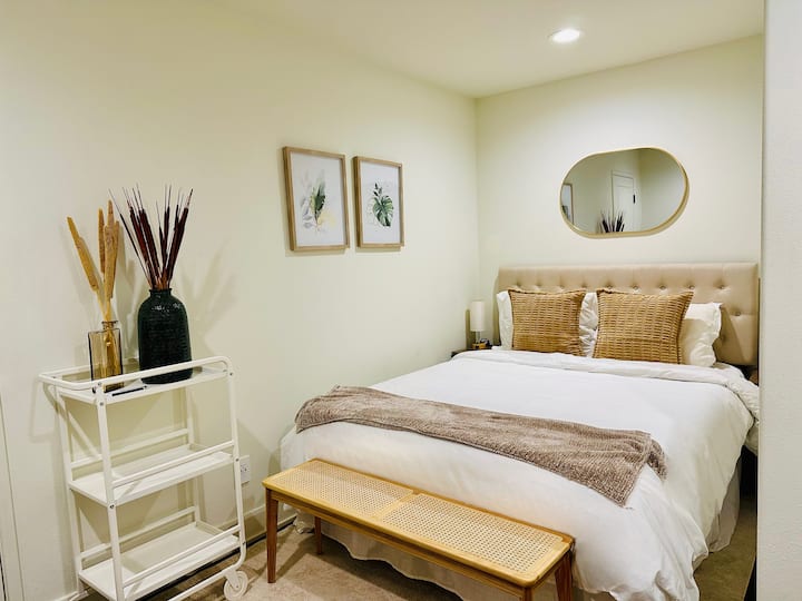 Bed W/ Ensuite Bath In Hollywood - Hollywood, CA