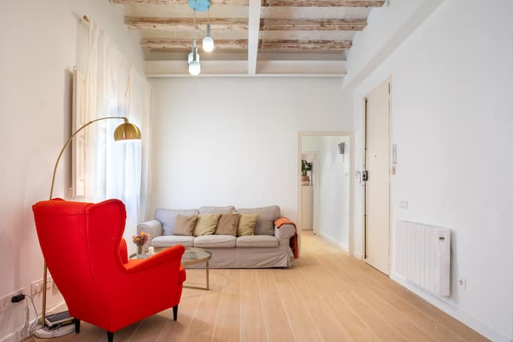 Corner Flat In Gothic Square - Barcelona