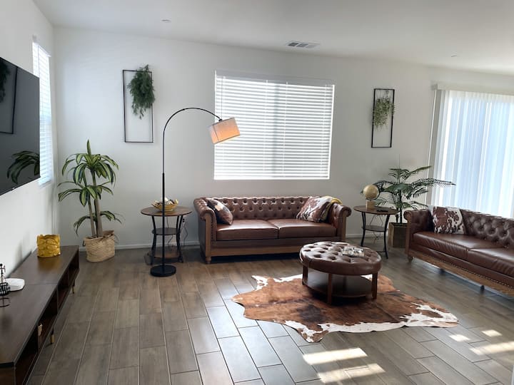Cozy Home/ 4bd, 3br Sleeps 12 - Victorville, CA