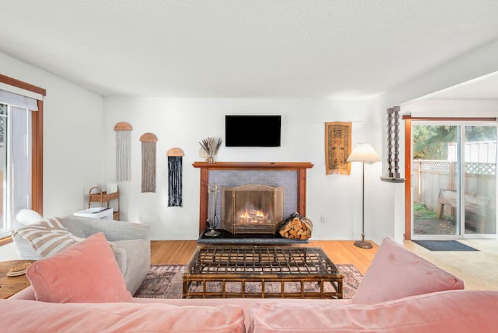 Boho 2 Bed Home W/ Fenced Yard, Parking, Fireplace - Oregon City, OR