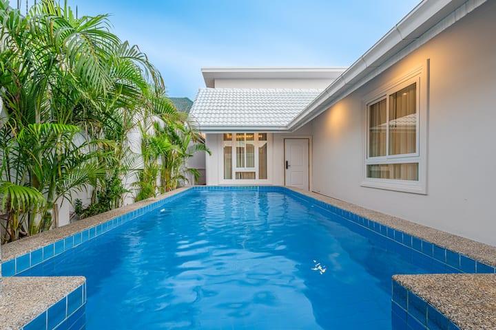 R1市中心豪华原木风格泳池别墅，4卧4卫，近步行街和海滩 - Pattaya