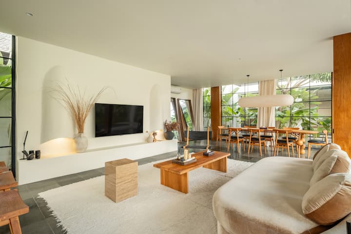 A Modern Retreat With Pool Close To Berawa Beach - Bali