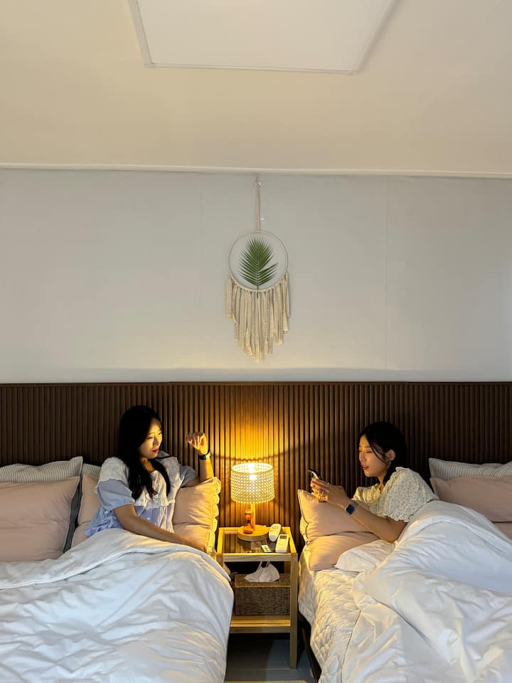 #홍대 5분# 전철역 1분 #2rooms #1.5층 #주변맛집, 쇼핑 추천 - Dél-Korea