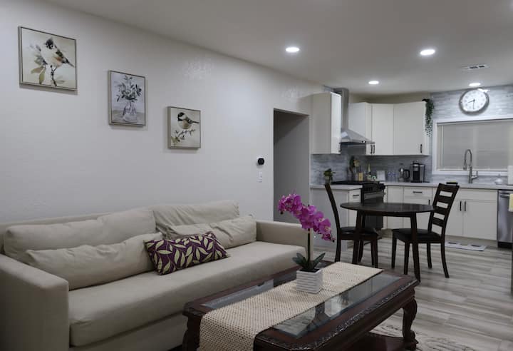 Cozy Modern Stay Near Disneyland & Knotts Berry - Stanton, CA