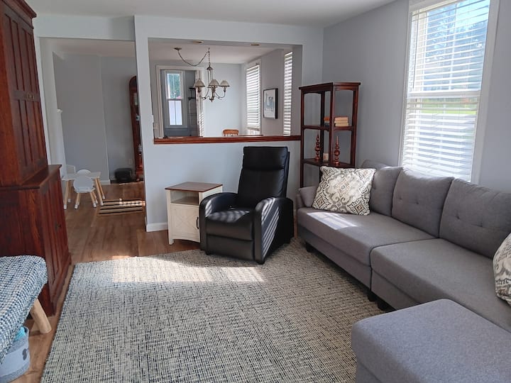 1843 House - Bright And Airy 5 Rooms (2 Bedrooms) - Lenox, MA