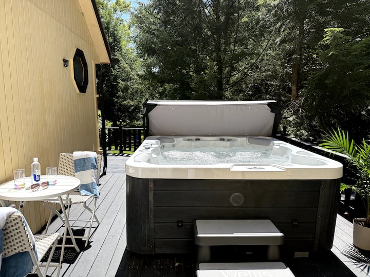 Hot Tub + Game Room + Fire Pit + Deck + Near Lake - Bethel, NY