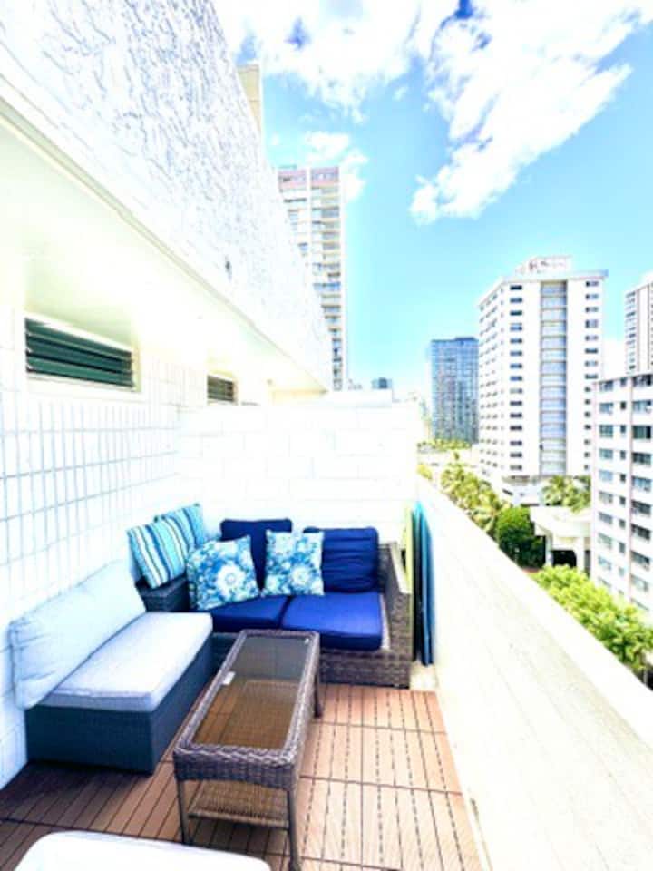 2min Waikiki Beach + Spacious Balcony With Dining - Honolulu, HI