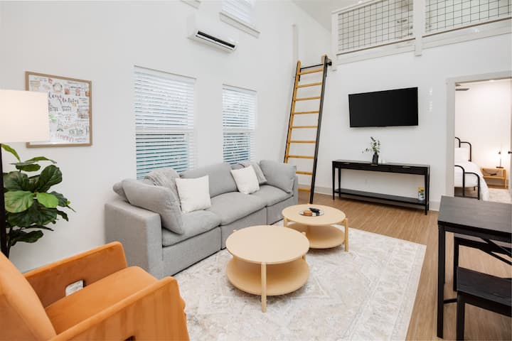 Bonfire Bungalow - Tiny Home In Aggieland (Unit 4) - Santa's Wonderland, College Station