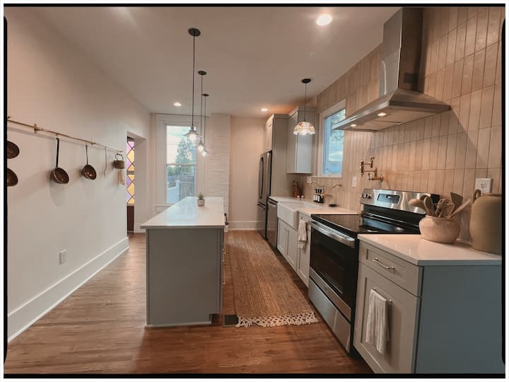 Victorian Farm Fresh Retreat: Garden Room - Taylor, TX