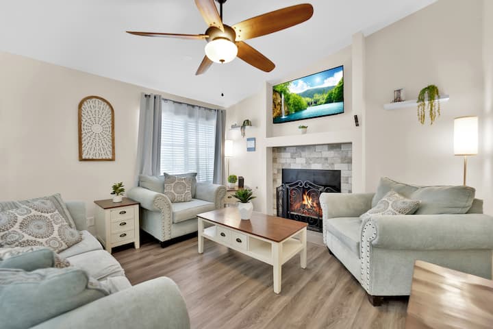 Freeway 5 Min Away! Late Check-out. Rv Parking! - Las Vegas, NV