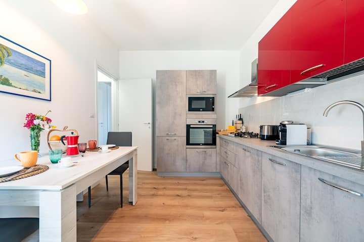 Guesthost - Chic Parma Flat Near City Center - Парма