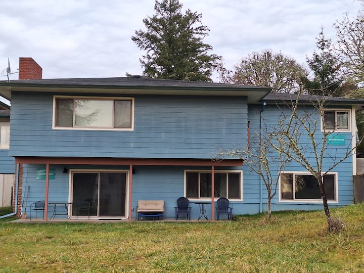 Newly Renovated 5-bedroom / 3 Bathroom House. - Forest Grove, OR