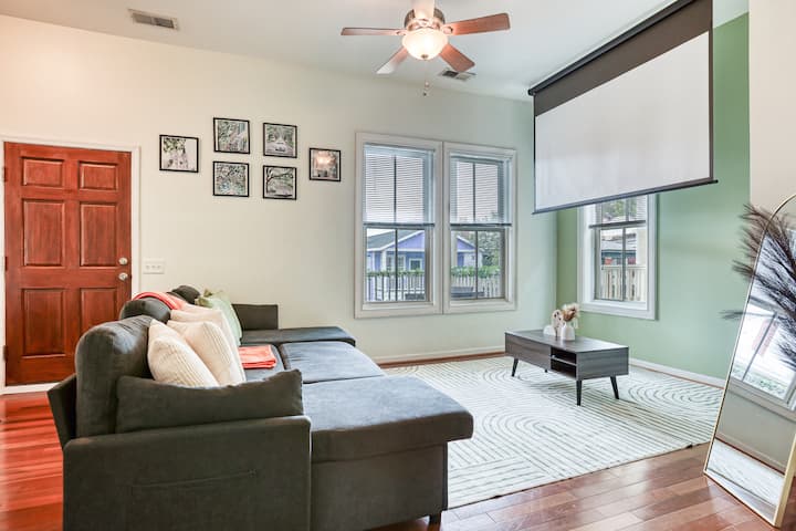 Starland Stay | Near Forsyth | Parking & Foosball - Savannah, GA