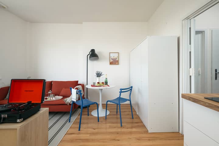 Retro Retreat: Steps From Vyšehrad Castle!centre! -