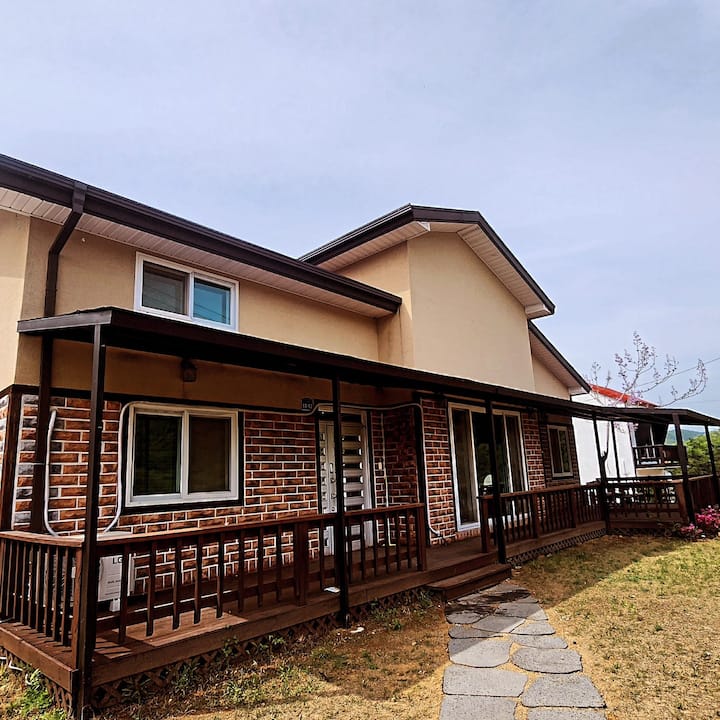 홍천별장주택!
마당넓은독채,침실3개욕실2개,속이 뻥뚫리는높은층고,
건강에 좋은 황토벽돌거실 - 홍천군