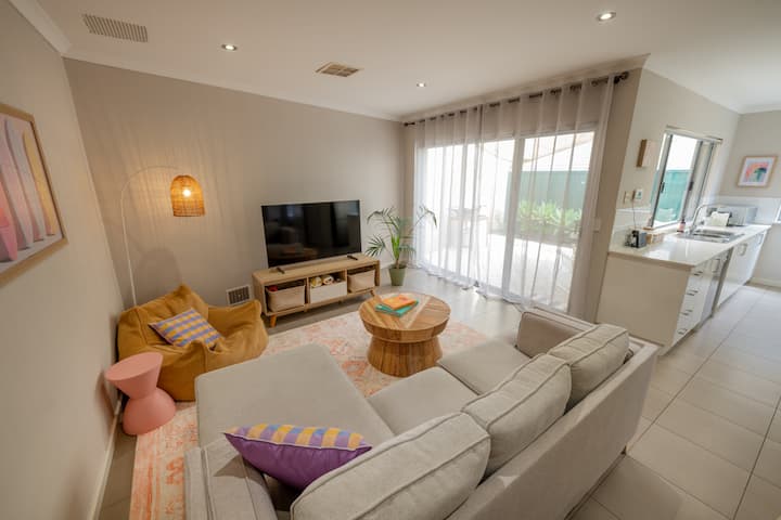 Seascape Family Villa Scarborough | 4 Bed 2 Bath | - Perth