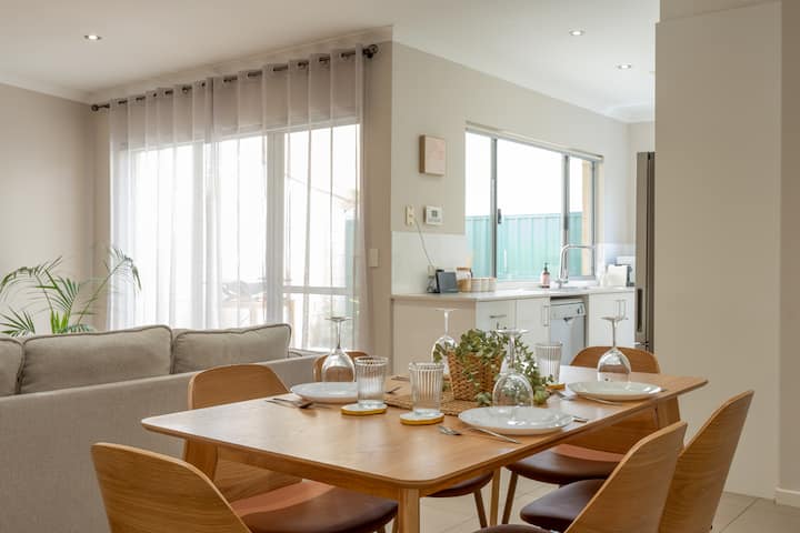 Seascape Family Villa Scarborough | 3 Bed 2 Bath | - Perth