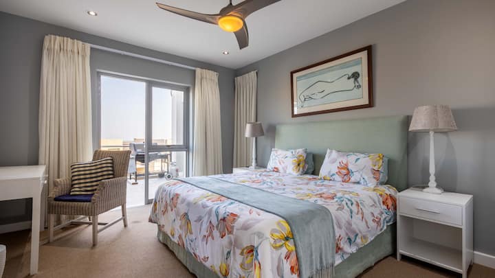 Spacious Apartment W/ Sea View & Shared Pool - Plettenberg Bay