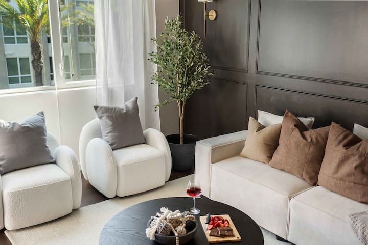 Casa De Leon® Designer 2br Condo W/ Gym, Pool - Irvine, CA