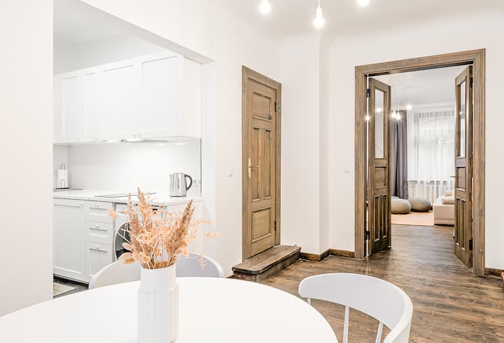 Spacious & Historic Apartment - Riga