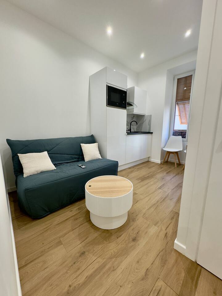 2 Pièces 700m Place Du Pin - Nizza