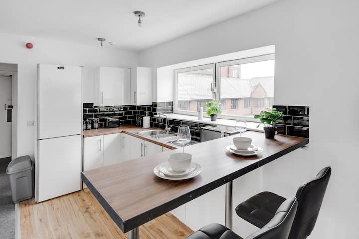 Large Central Apartment - Free Nearby Parking - Liverpool, UK