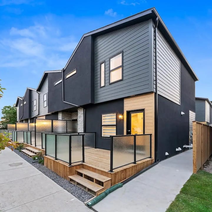 4bdr Studio| 5 Mins To Dt, Garage | Ac + Fireplace - Calgary