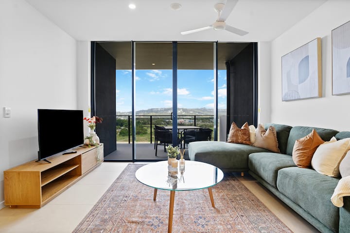 Modern & Stylish W/ Stunning Views, Pool & Parking - Sunshine Coast