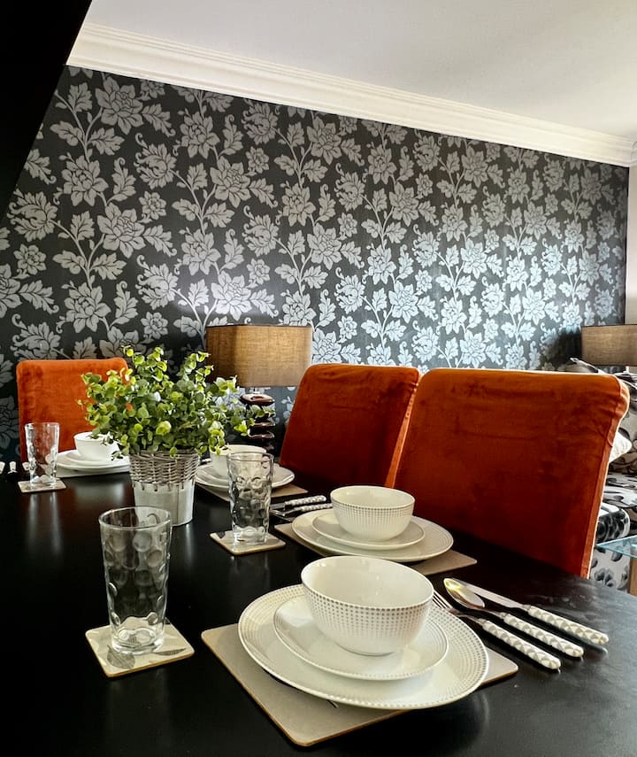 Stylish Modern Flat With Juliet Balcony & Parking - Glasgow