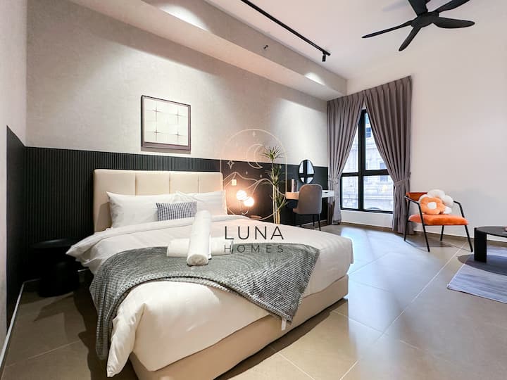 Contemporary Design | Free Netflix | Near 1 Utama - Petaling Jaya