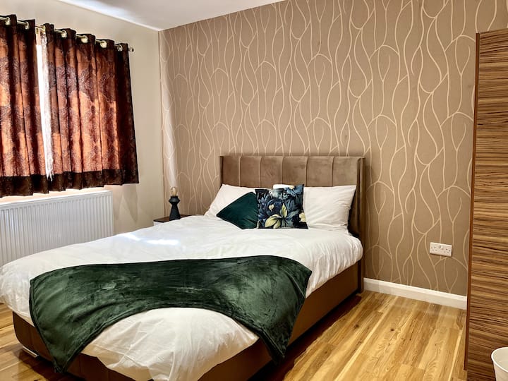 Double Room W/ Shared Bathroom In Ridge Hill House - London