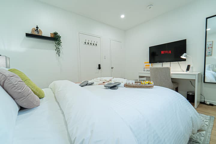 Quiet Private Room | Comfy Double Bed | Workspace - Ontario