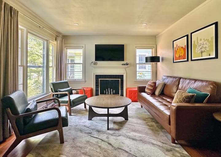 Stylish, Playful House Near Downtown And Campus - Champaign, IL