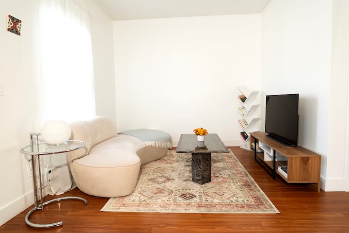 Private Top Floor Suite • Main Street + Parking - Vancouver