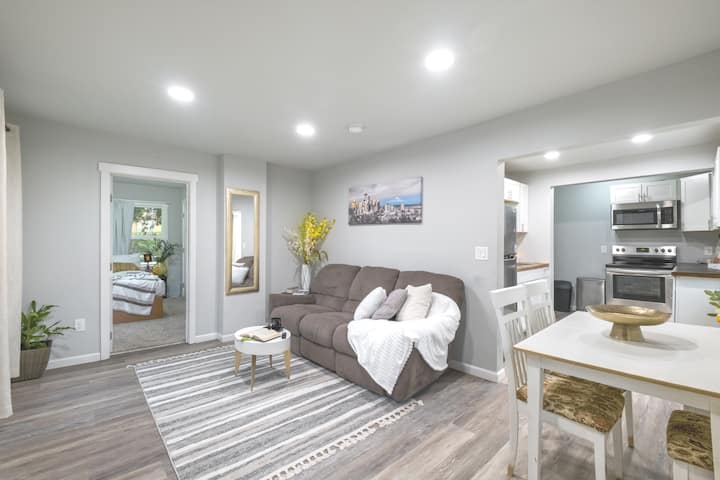 Stay Near Ferry  Private Balcony/entire Home! - Bremerton, WA